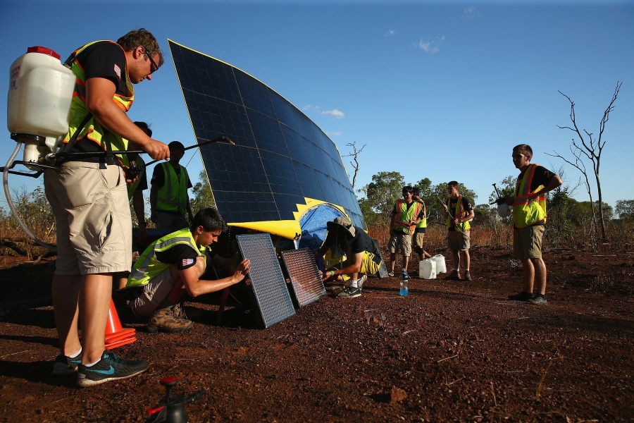 Nuon Solar races to win World Solar Challenge 2015