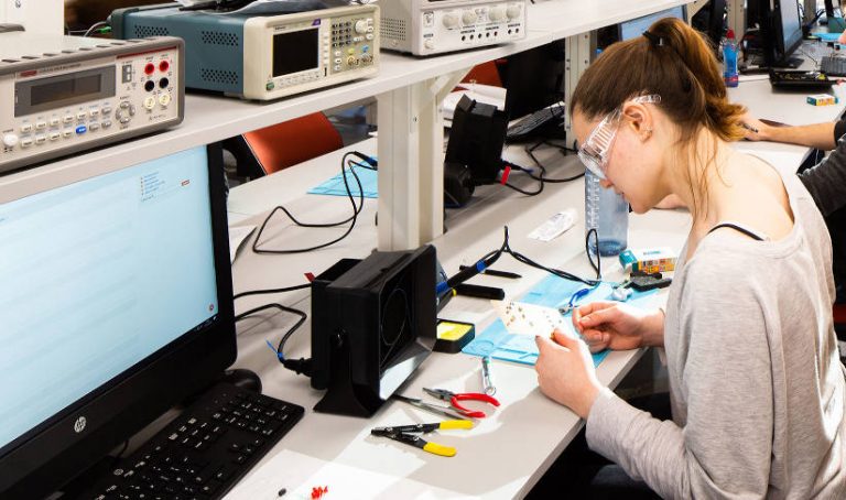 Royal Holloway opens electronics laboratory with Tektronix products ...