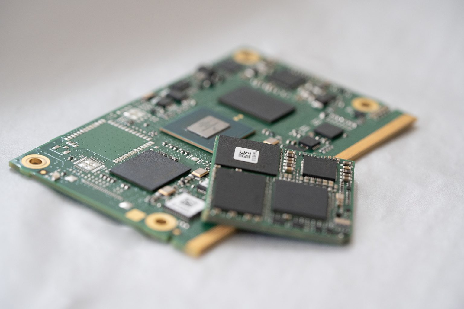 Stackable PC/104 module has 2Gbyte/s data bandwidth